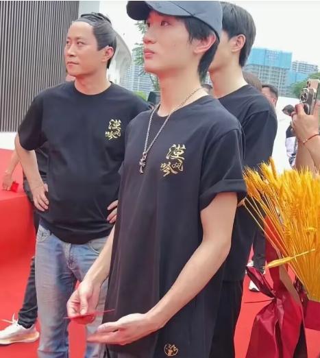 Why, Luo Cheng, the second son of Holiland, and Yao Anna, the second ...