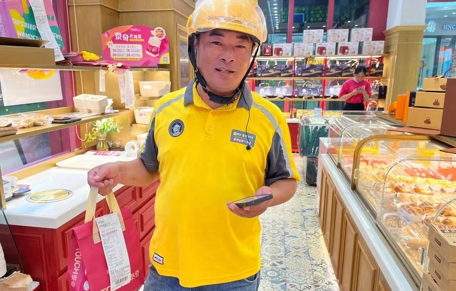 In "the most difficult year" for food delivery riders, they start to ...