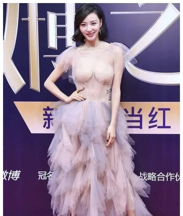 Wang Sicong's ex-girlfriend Chen Yating's "see-through outfit" became popular, her figure is ...