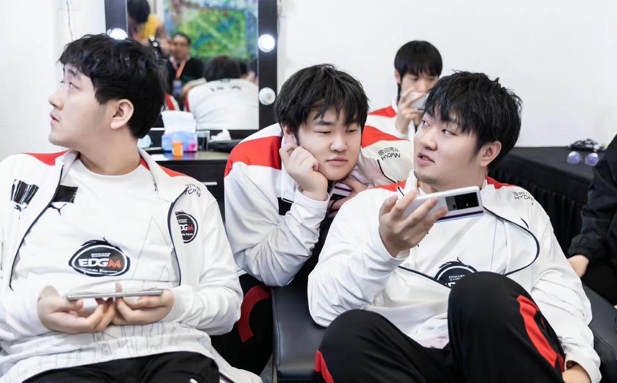 EDGM swept VG 3-0, locked in the first place in Group B, played against AG in the card position ...