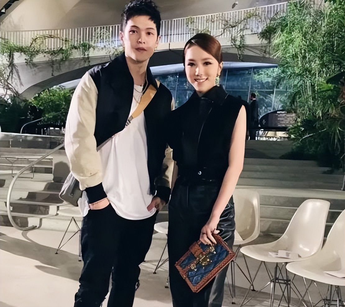 It is reported on the Internet that Deng Ziqi and her boyfriend Mark have obtained their ...