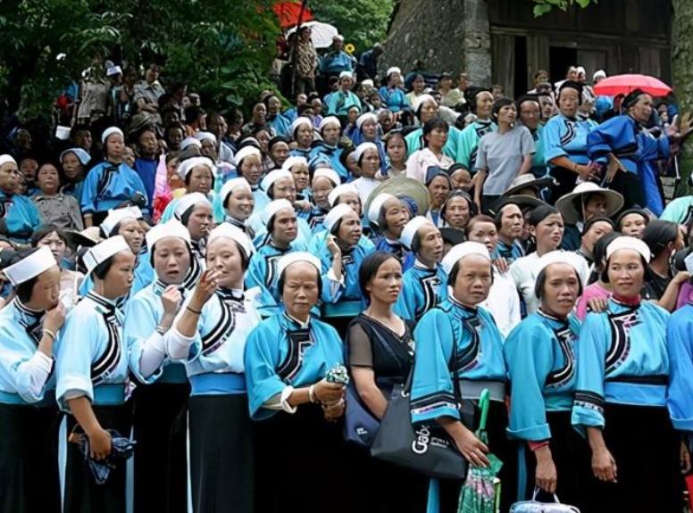 A mysterious tribe of 670,000 people: The mandrill is used as a totem ...