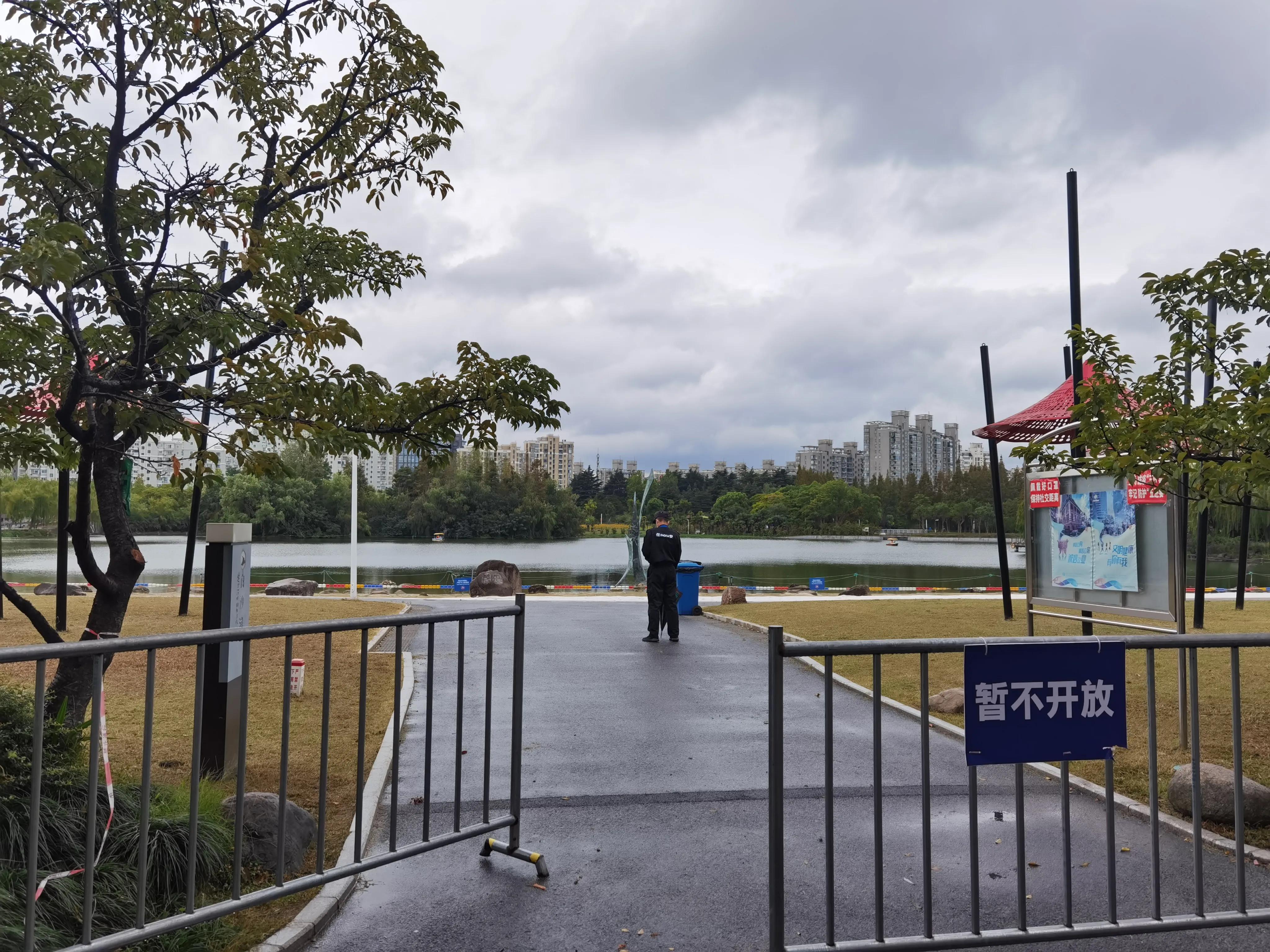 The autumn colors are getting darker, the rain and lotus are crystal ...