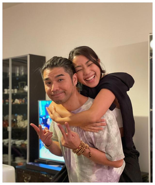 Jiang Wenjie celebrated his 41st birthday, the two uncles gave him a ...