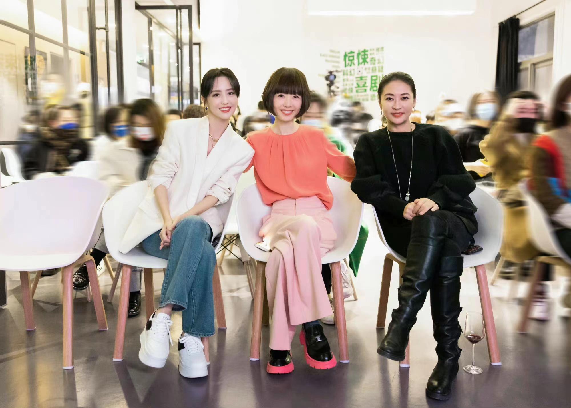 The three of them appeared in the same frame!Lu Yu wears a suit of pink ...