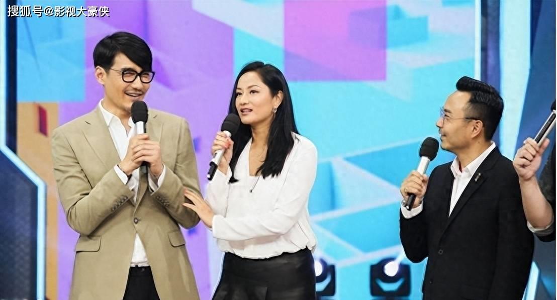 52-year-old Qu Ying shines on the T stage, showing off her beauty on ...