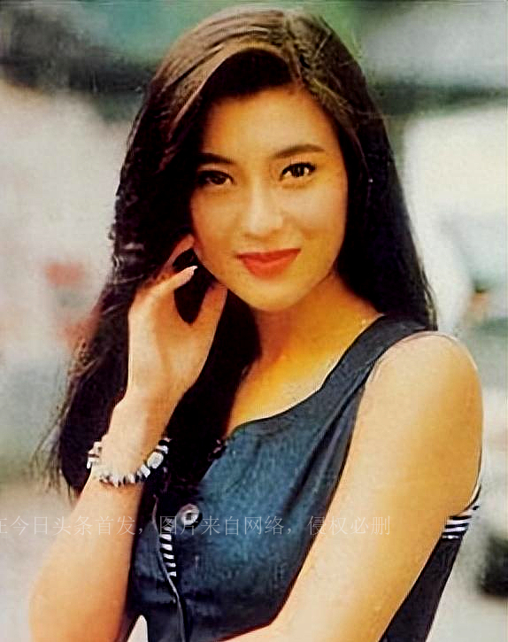 She is as beautiful as a peach blossom and is known as the little Li Jiaxin. She was once one of ...