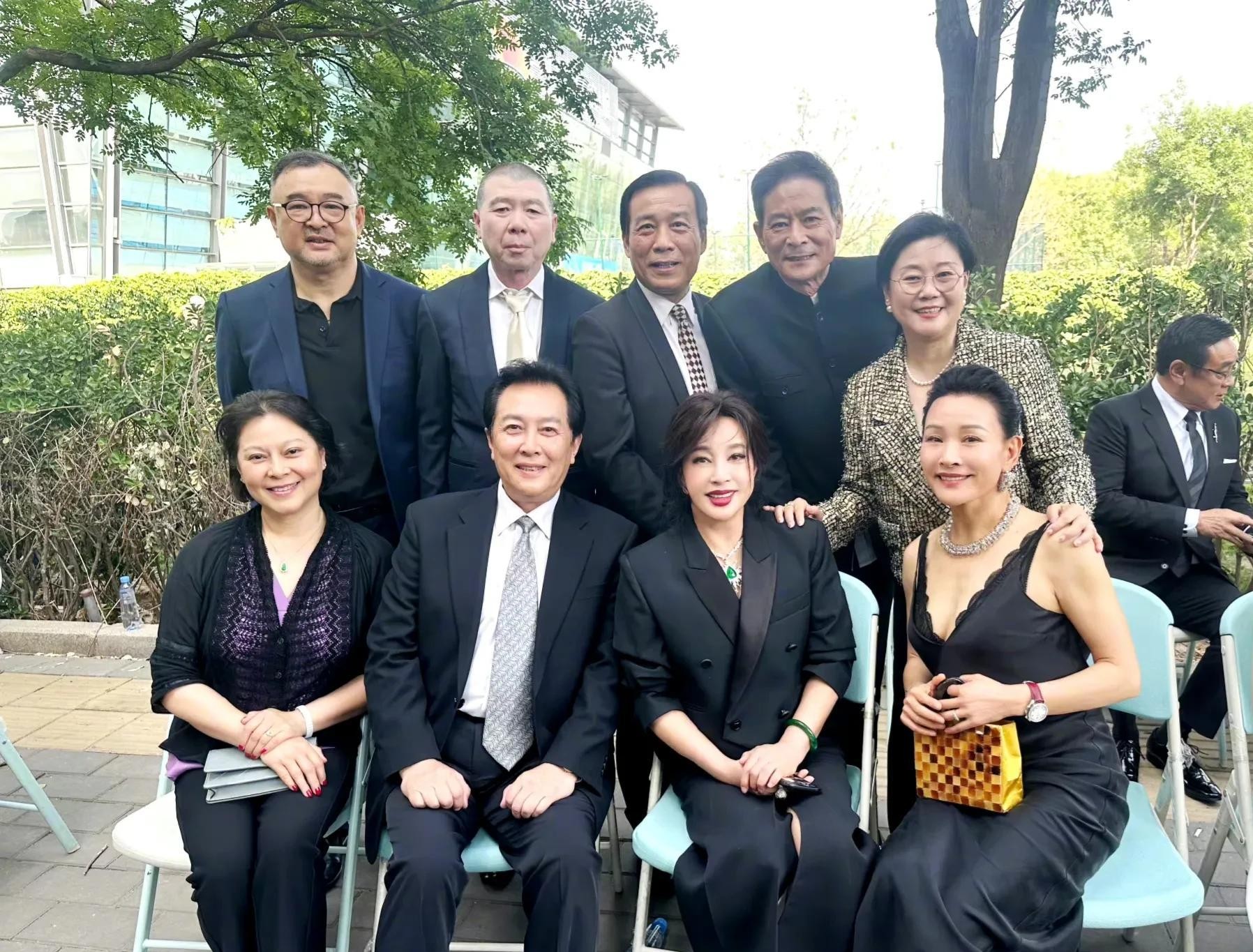 71-year-old Tang Guoqiang returned to China to participate in the Huabiao Awards! Hugging and ...