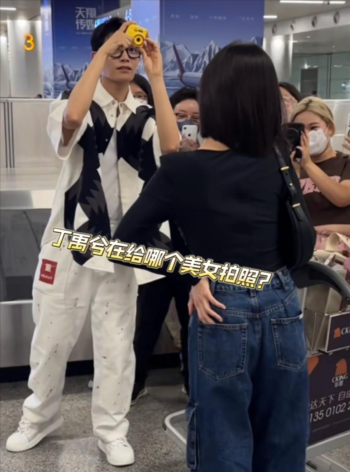 Li Yitong took off his shoes on the plane, put his bare feet on the ...