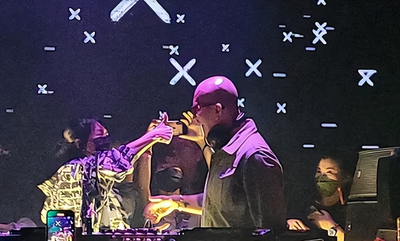 Gu Junye's first show after marriage, Xiao S joined her husband Xu ...