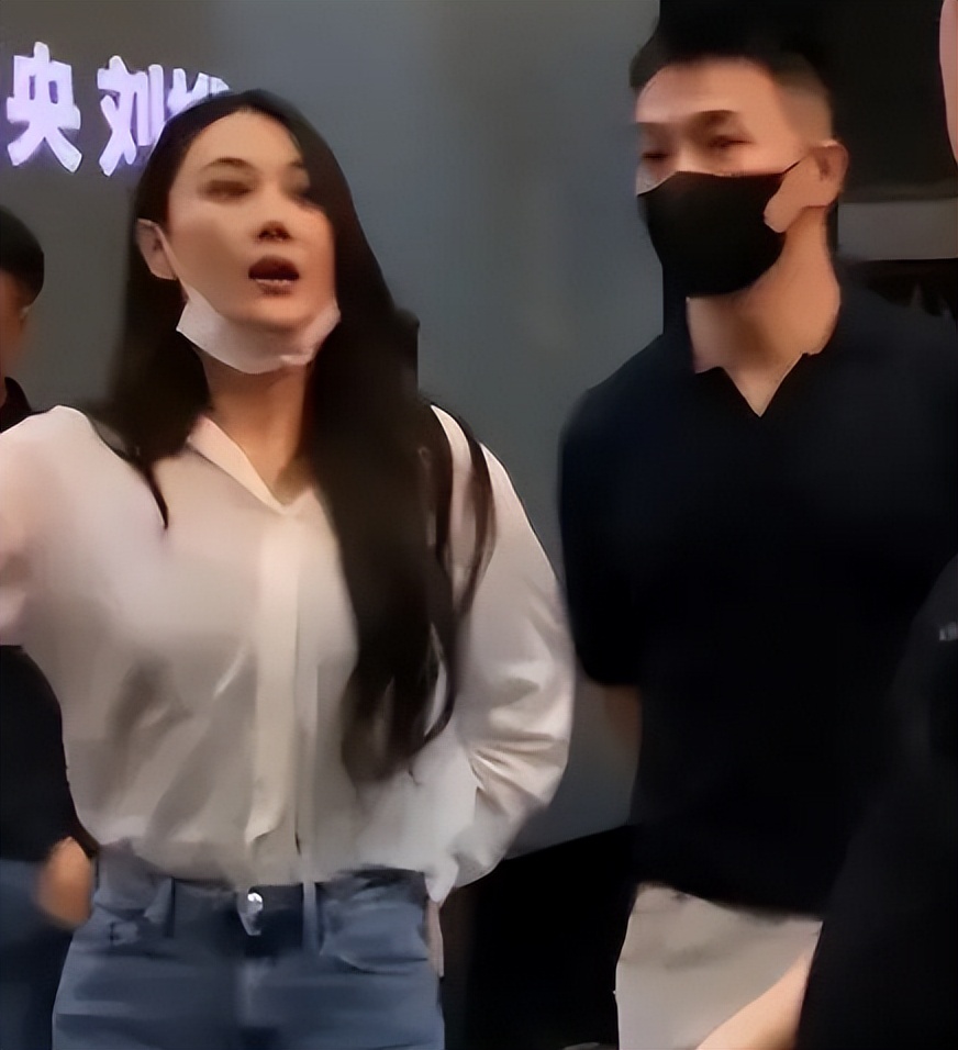 Zhang Xinyu He Jie supports Wang Baoqiang's new movie, the woman clings to her and reveals her ...