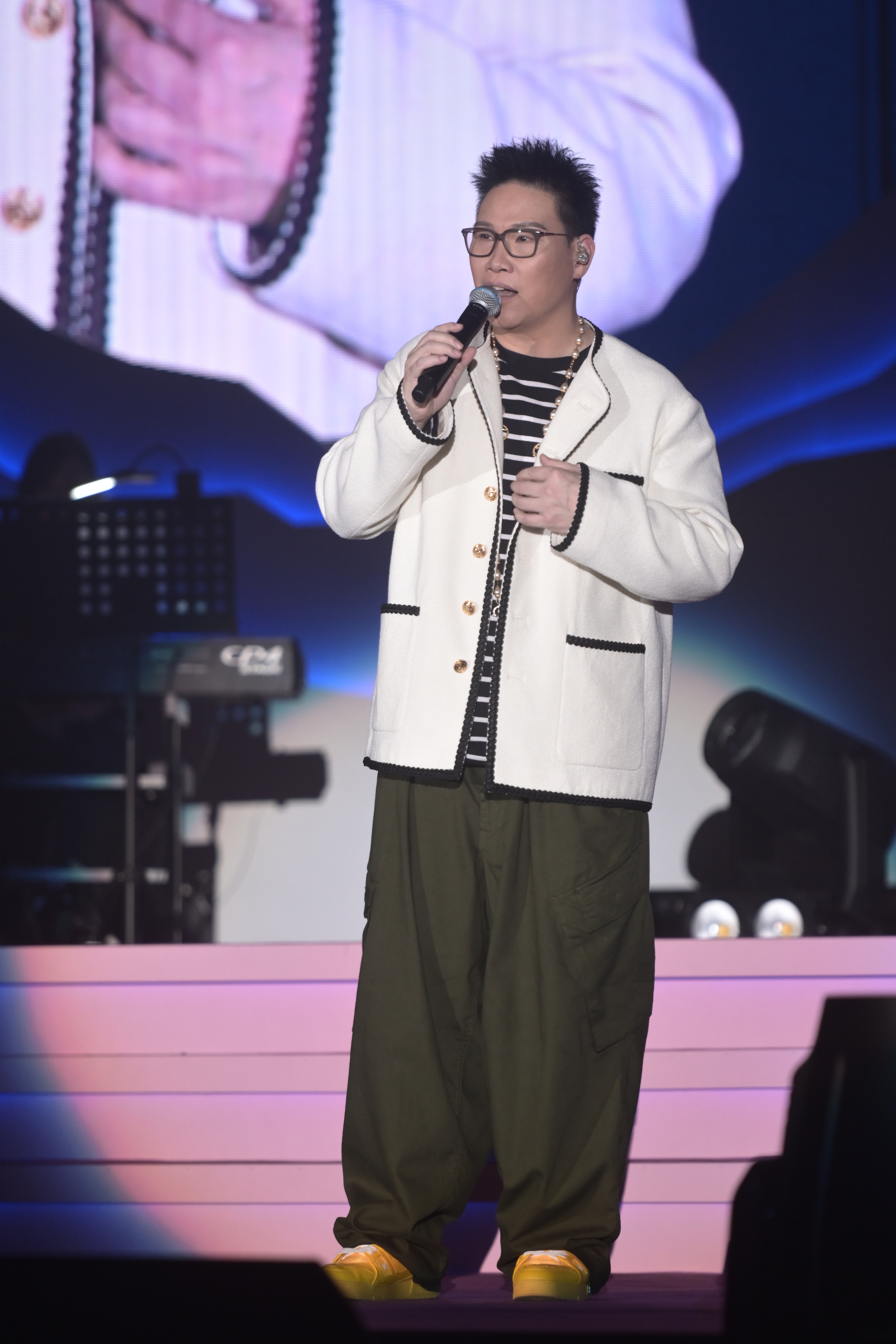 The stars remember their elder brother Kelly Chen with singing songs ...