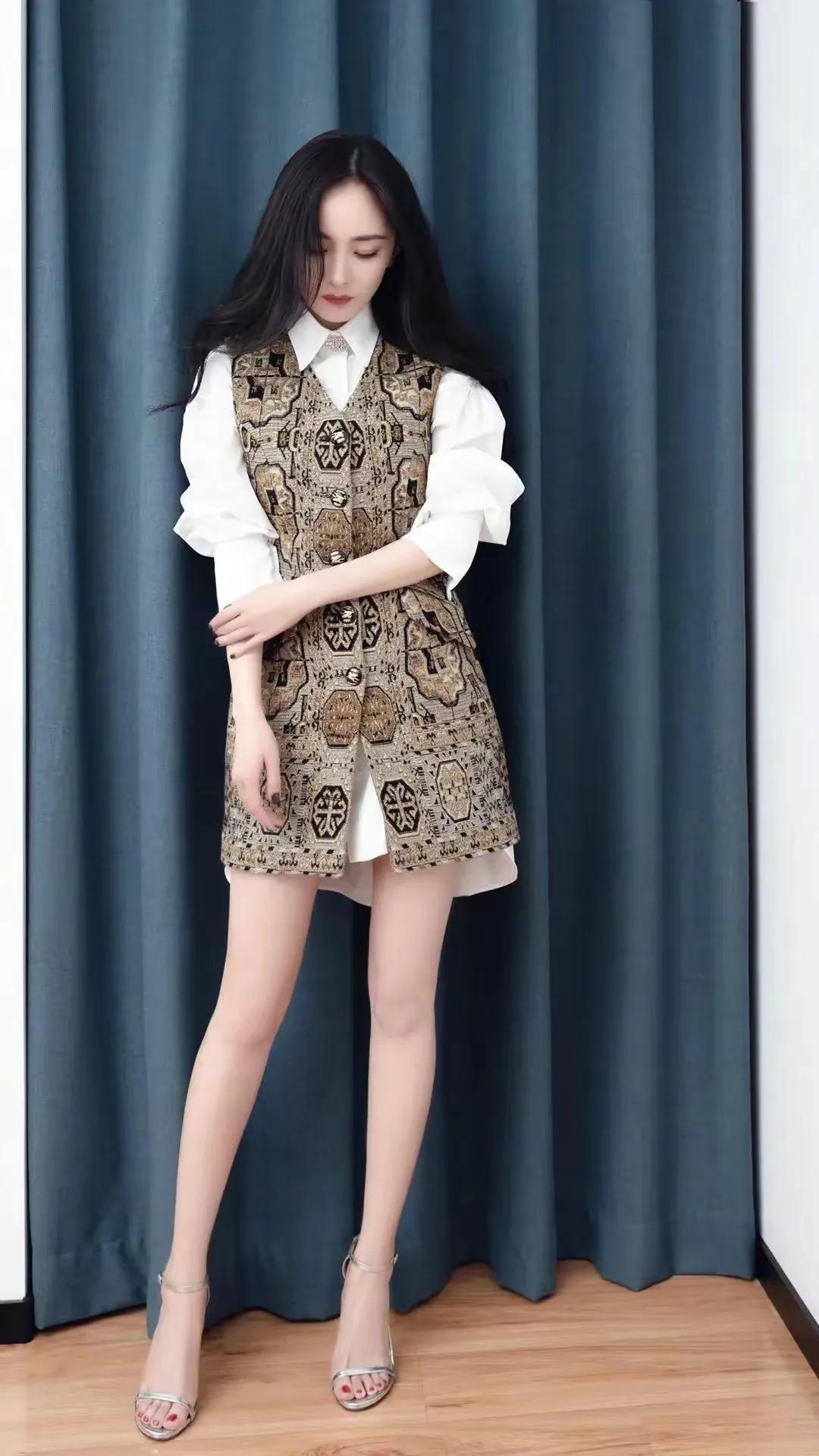 Yang Mi, beautiful legs YYDS - iNEWS