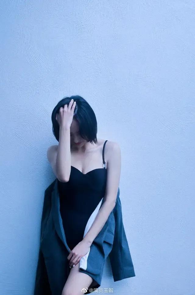 Wang Zhi's swimsuit blockbuster, Yi Jingfeng shows off his figure, and is melancholy and moving ...