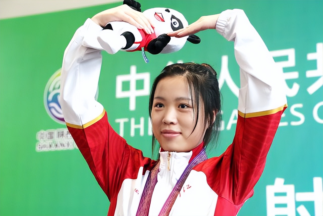 Yang Qian showed off her beautiful legs on her birthday, and made a lot ...