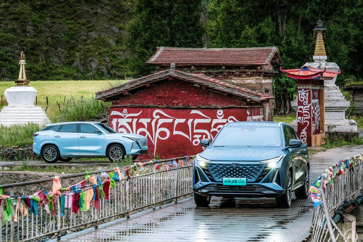 This is the hybrid ace, with a battery life of 1200km and conversations outside the car. What ...