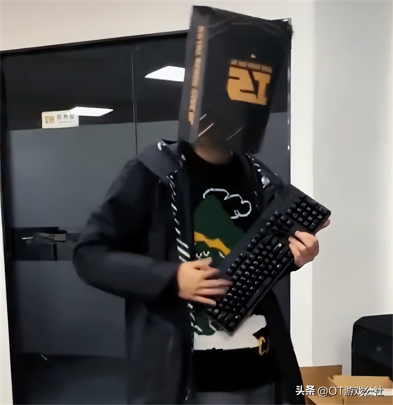 It really made him pretend. After RNG won TT, they specially took a ...