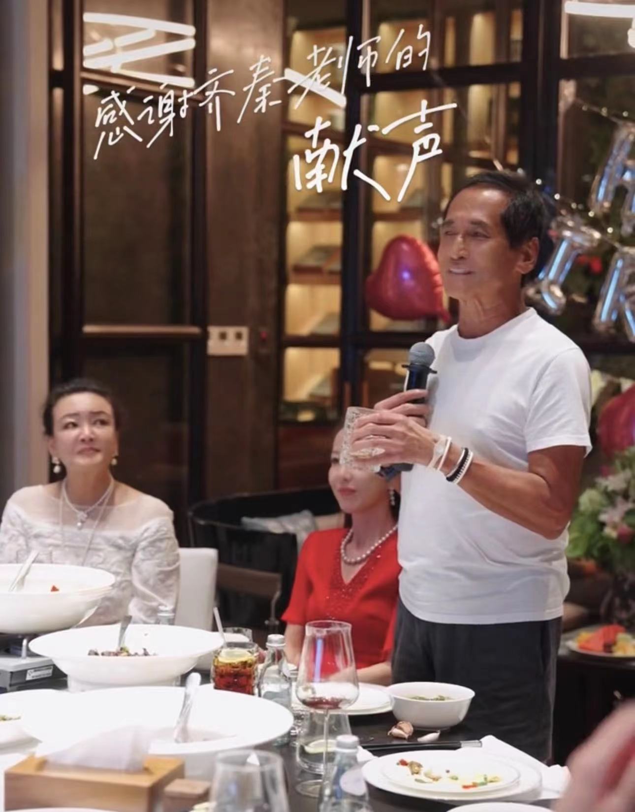 Qi Qin appeared at the reception, so thin and old that he couldn't ...