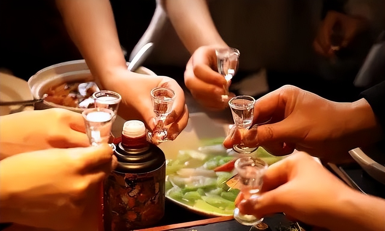 What happens to people who drink "wine" for a long time at dinner? - iNEWS