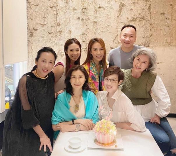 Zhu Lingling reunited with sisters from Hong Kong. She is still young ...