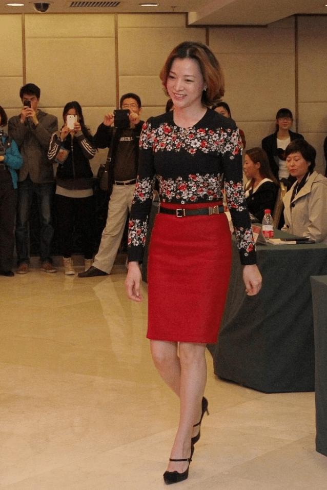 Dong Qing appeared in the canteen for dinner without makeup, her ...