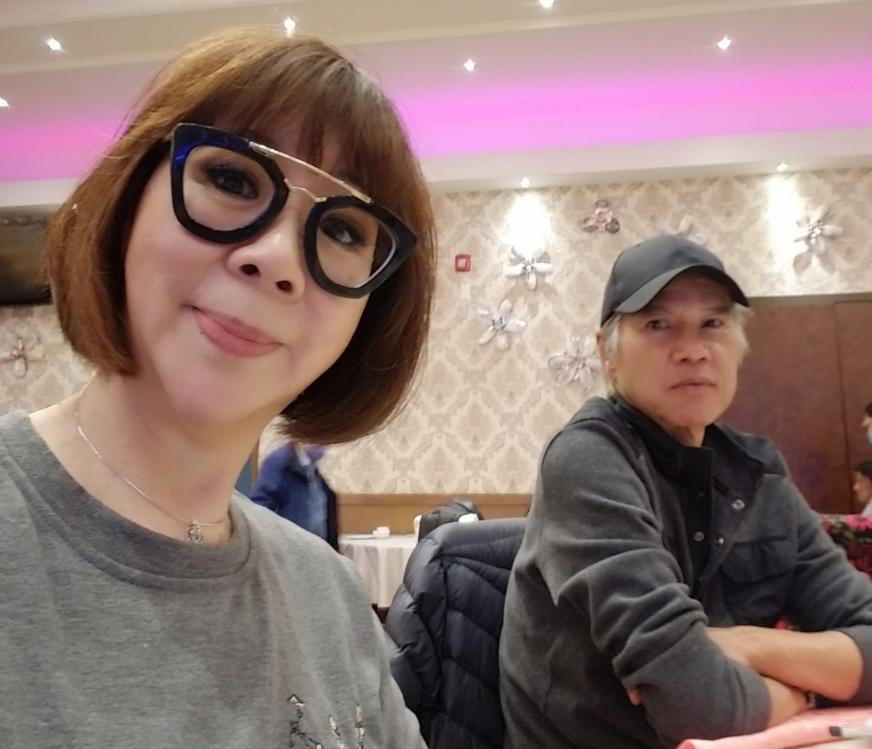 The old opera bone settled abroad, took his wife to eat Chinese food ...