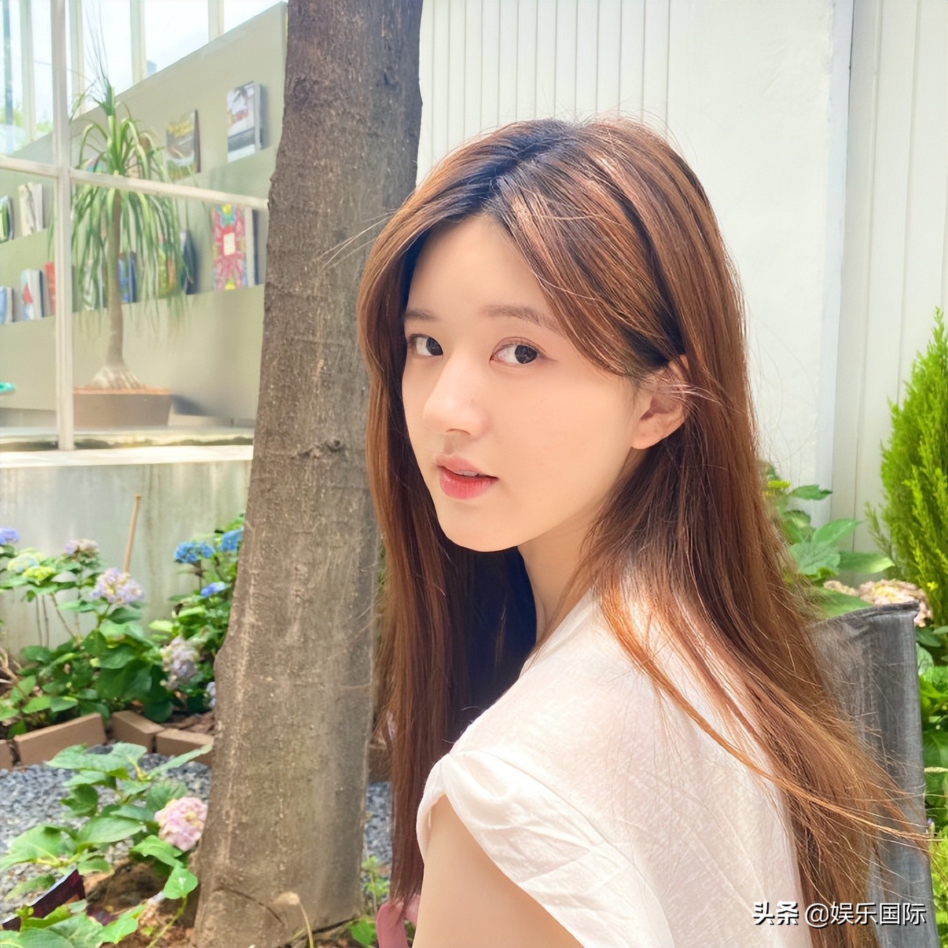 Zhao Lusi is refreshing in summer and wears a short skirt and long legs ...