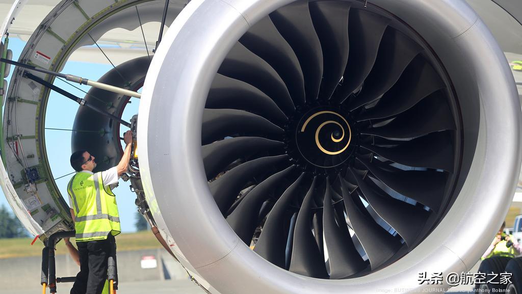 Two Boeing 787 engines: Rolls-Royce Trent 1000 with a thrust of 36 tons ...