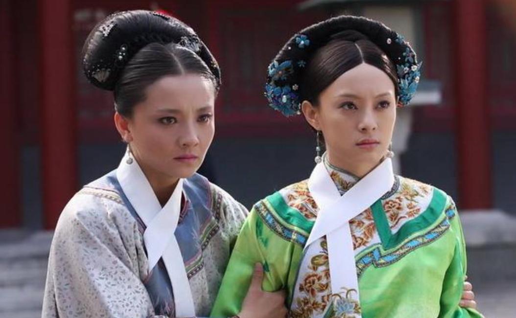 Zhen Huan sat on the empress dowager seat, and the new emperor Qianlong ...