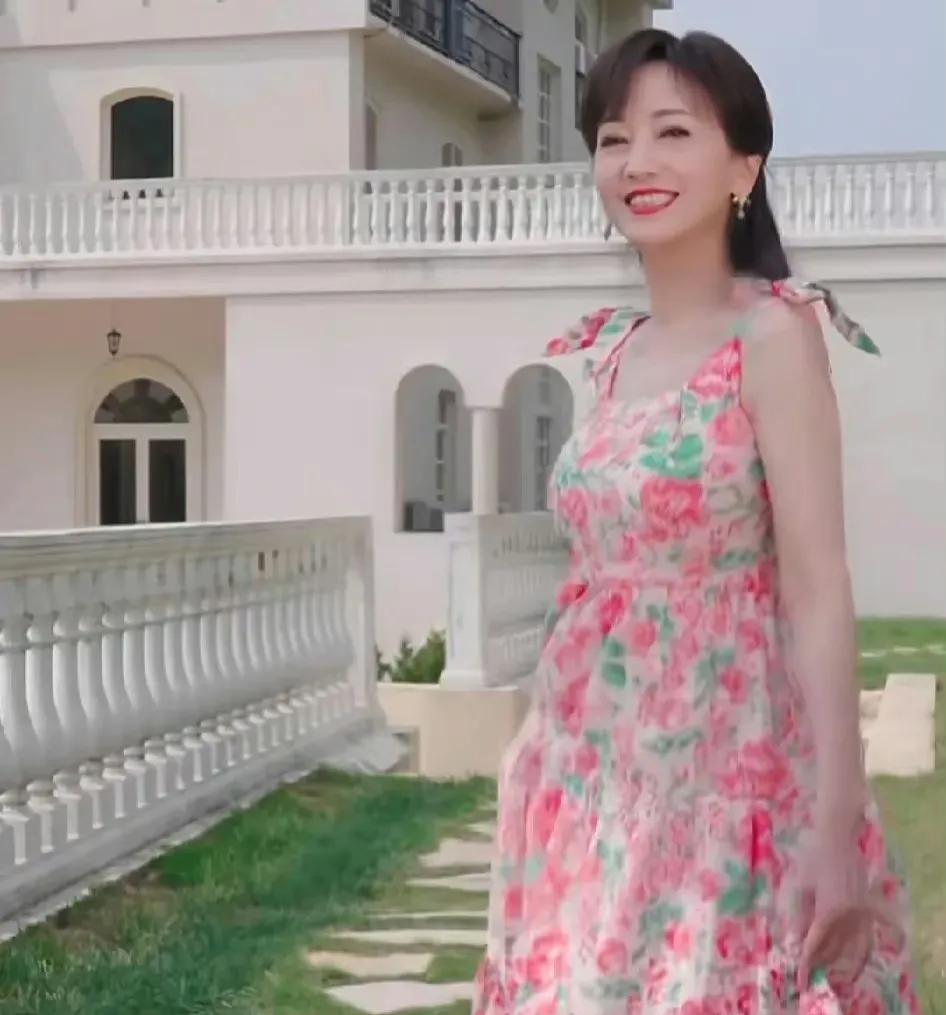 70-year-old Zhao Yazhi danced in a floral skirt and was praised for her ...