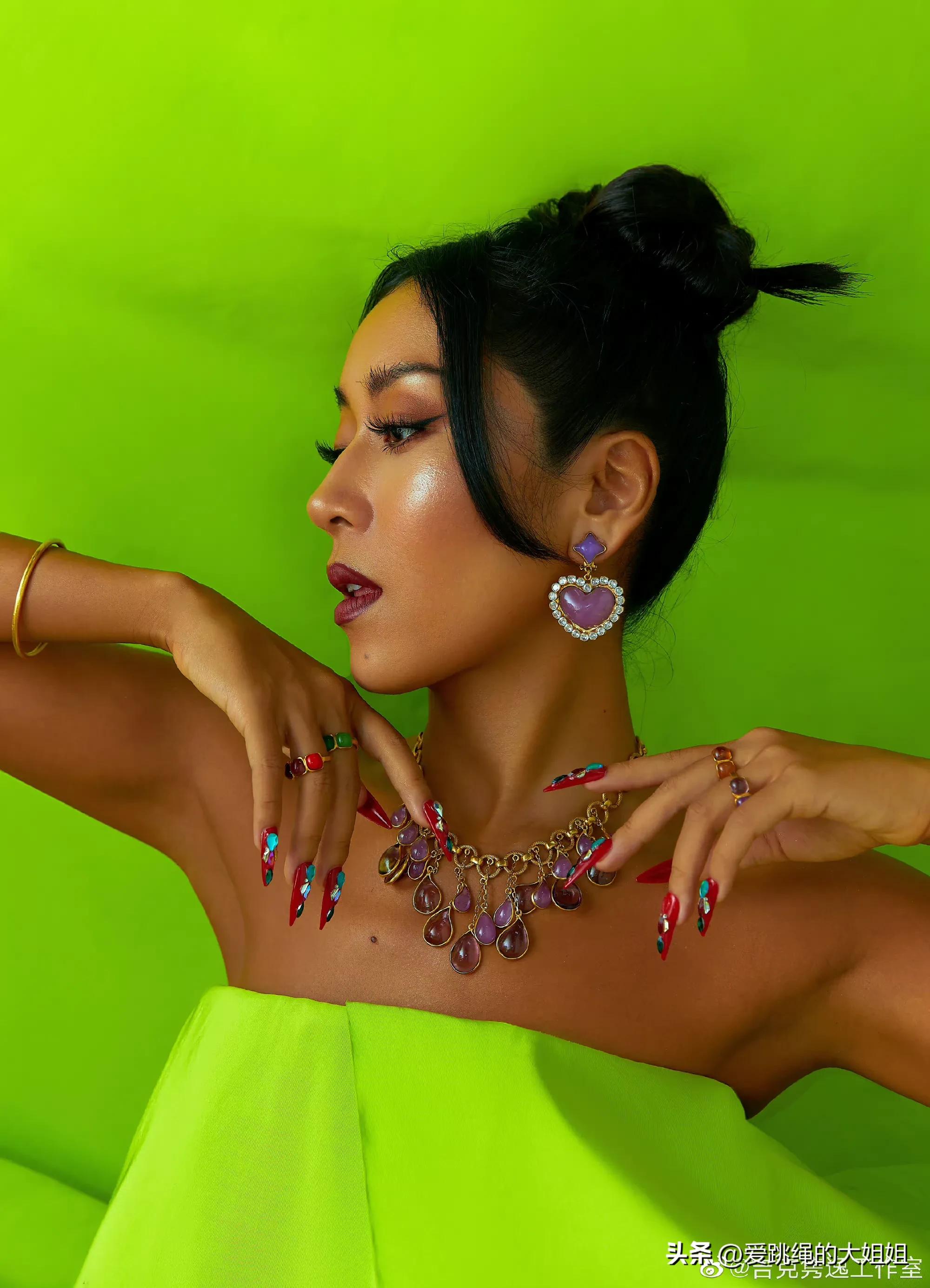 Black beauty Jike Junyi is sexy and enchanting, dare to control any color - iNEWS