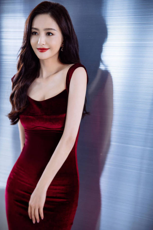 Tong Liya's red velvet dress is magnificent and elegant, her skin is ...