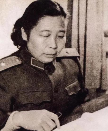 Li Zhen: From the child bride to the founding major general, she ...