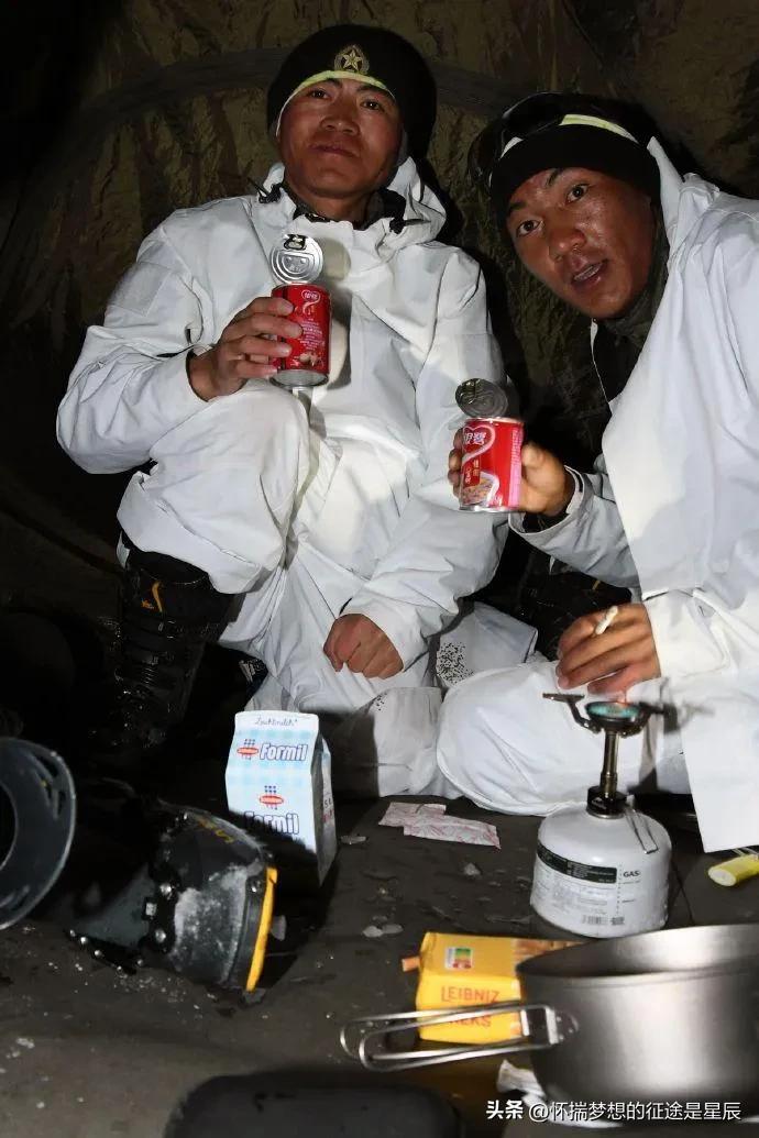 The distinctive equipment of the PLA teams in the European Mountain ...