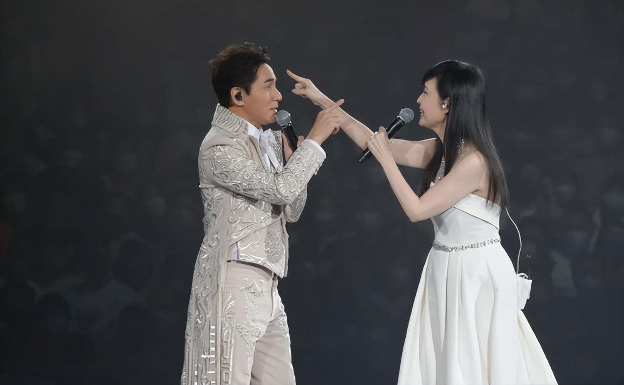 55-year-old Zhou Huimin hugged the male star intimately, wearing a tube ...