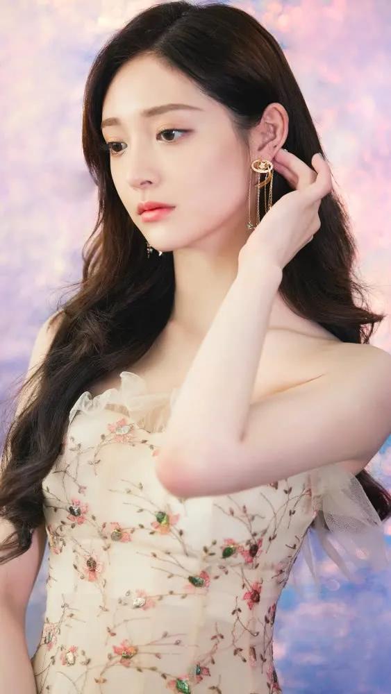 Mainland female singer Zhou Jieqiong - iNEWS