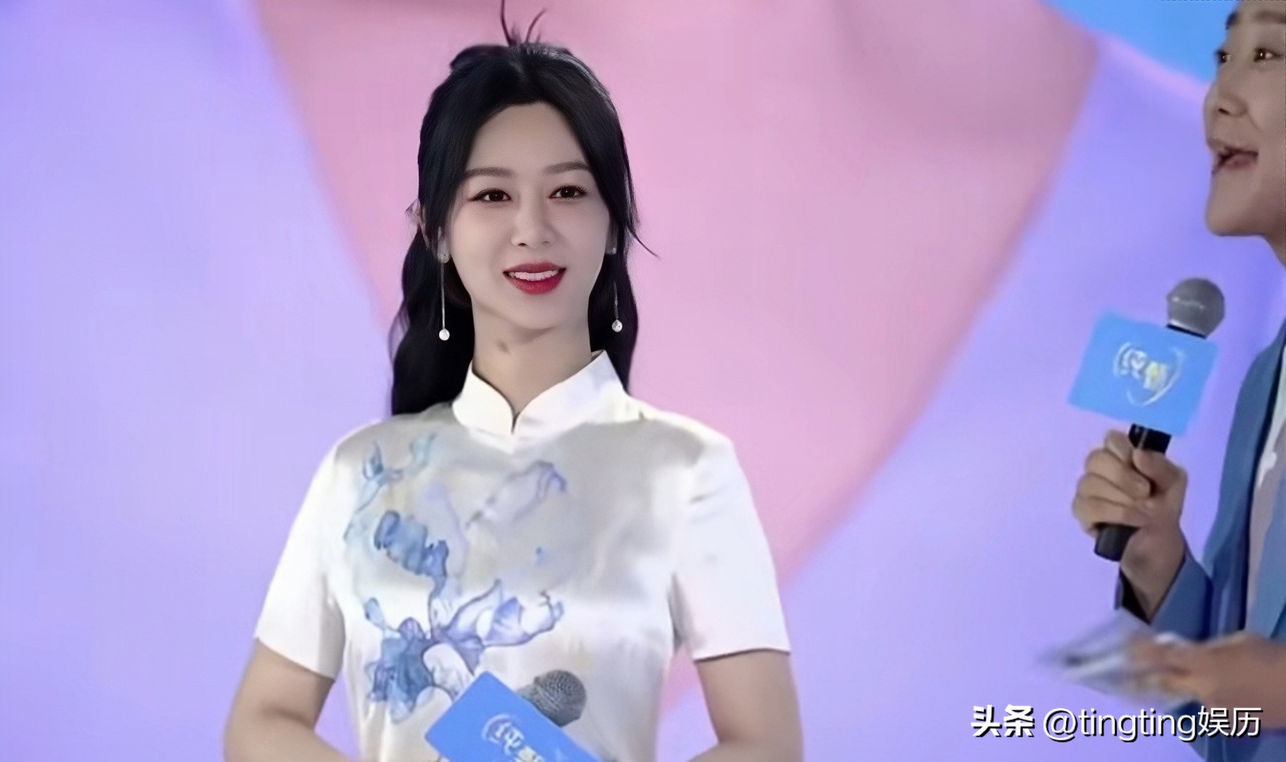Yang Zi's long hair and waist cheongsam styling pictures are here ...