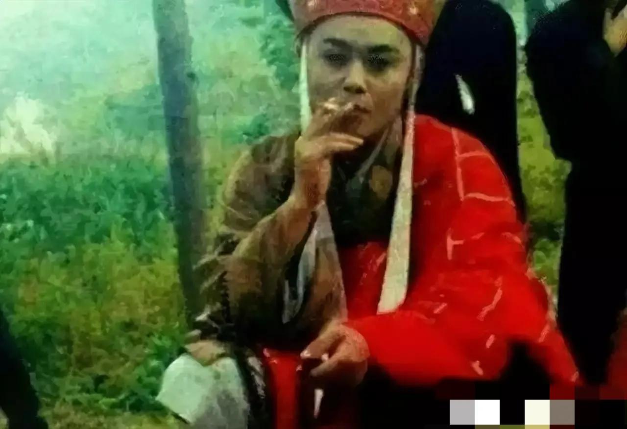 What do actors do during their breaks? Tang Seng hides in the woods and ...