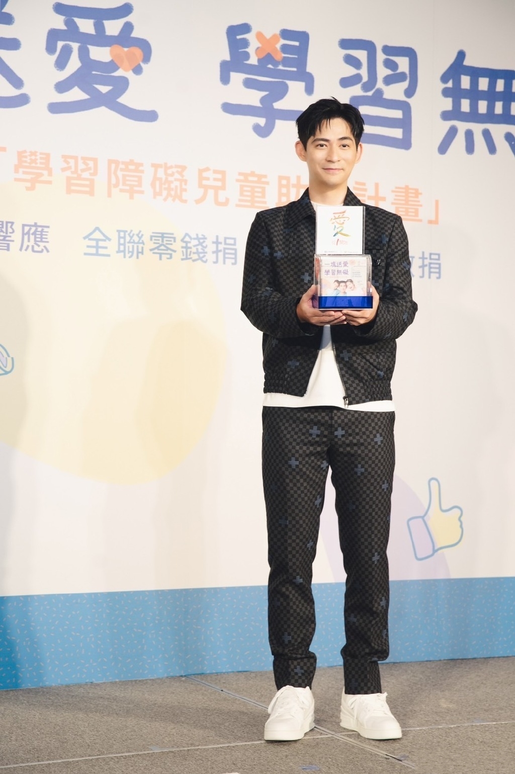Zhou Yimin attended the event, still feeling full of youth at the age ...