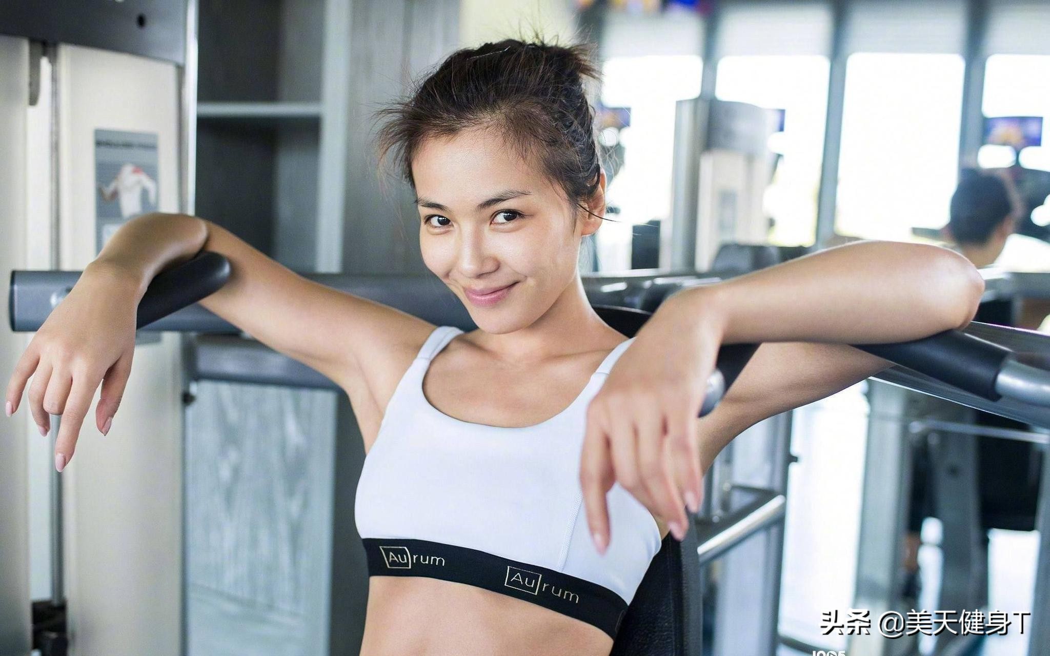Actor Jin Chen's fitness photos were exposed, showing off his "Tianzi" abdominal muscles, with a ...