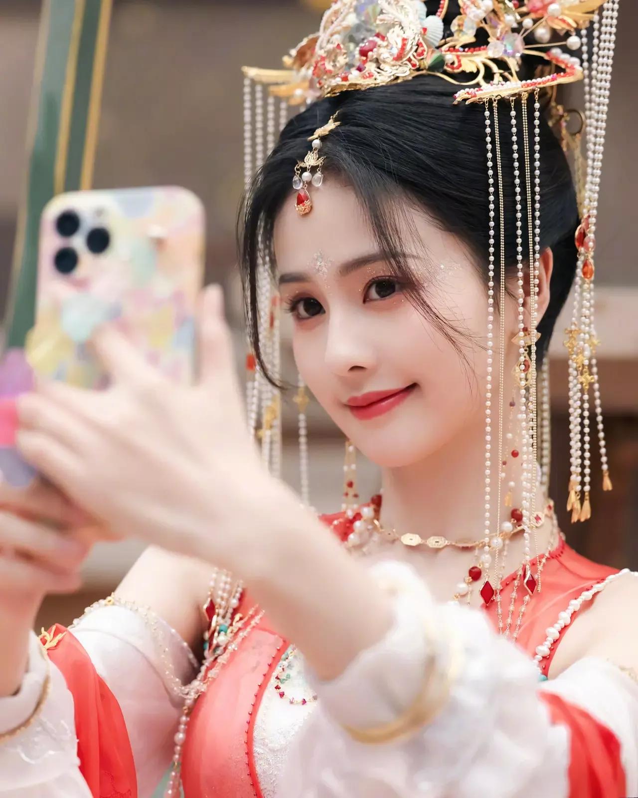 In 2015, Bailu was still a passerby, but now Li Qin, Li Yitong, and Sun Yi are four beauties who ...