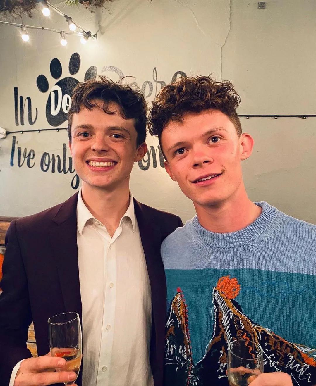The Dutch brother Tom Holland helped the twin brother to chase stars ...