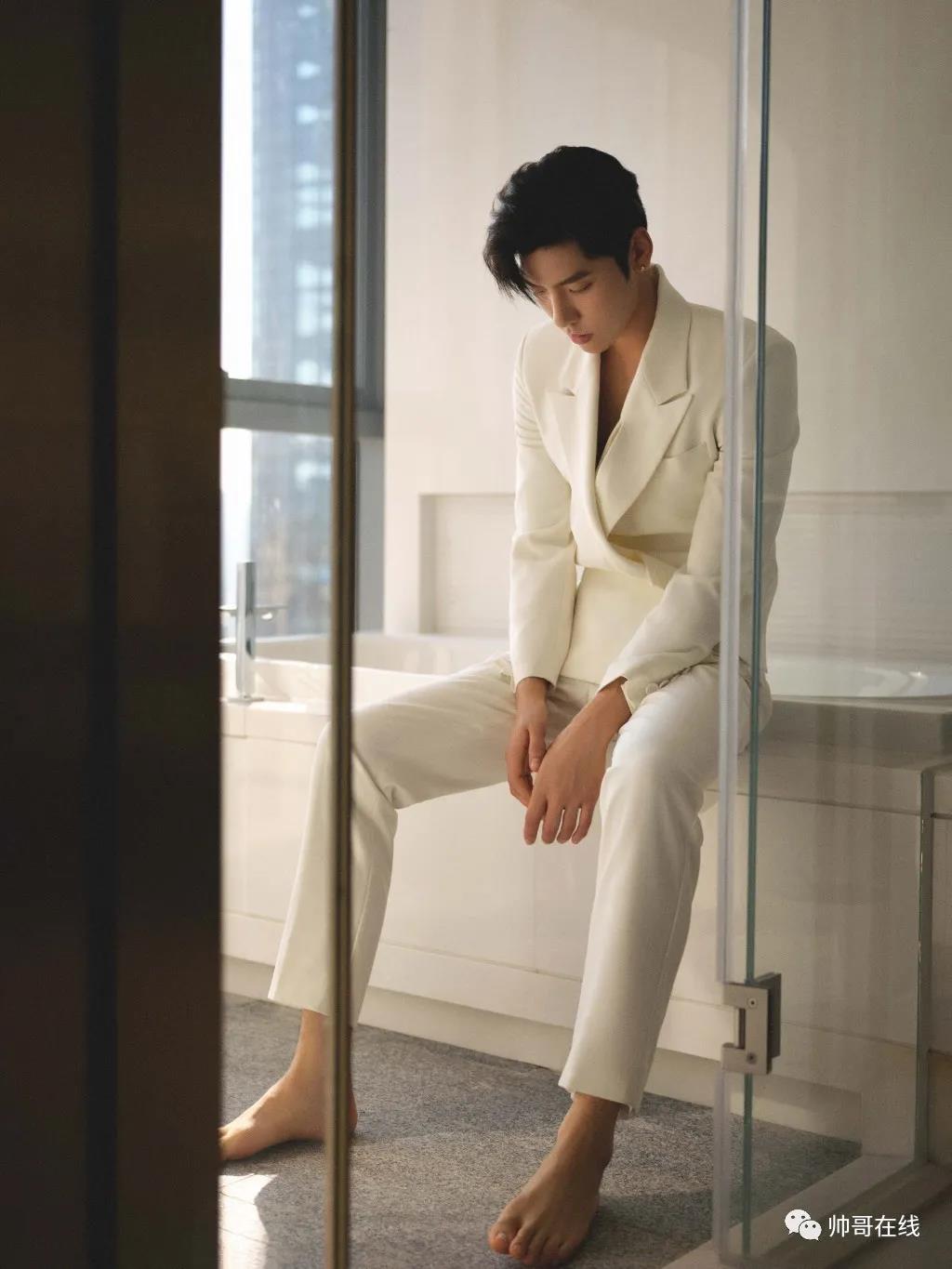 186 The long-legged and thin-muscle actor shows off his muscles for the ...