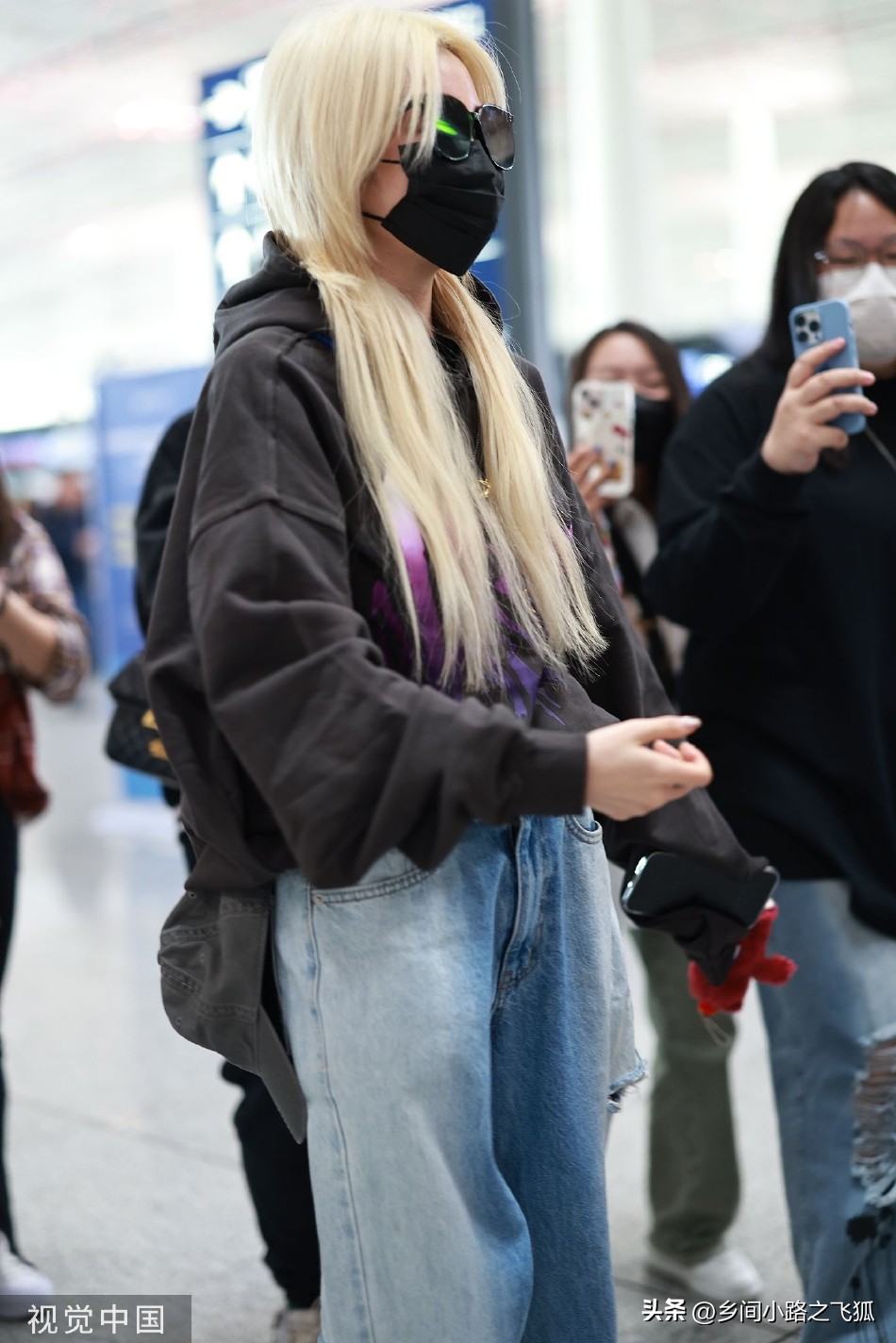 Naiwan wears sunglasses and shows up at the airport wearing a printed ...