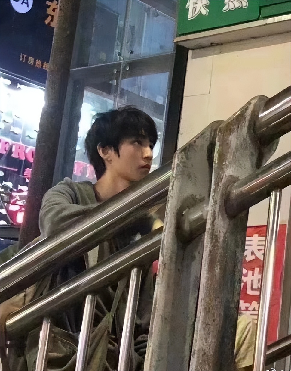 Wang Junkai couldn't recognize the filming pictures, he was tanned and thin, and he was praised ...