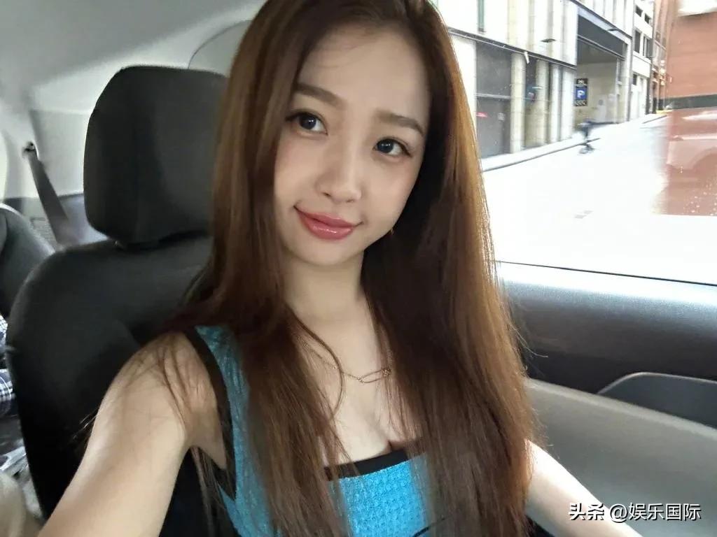 Yu Shuxin wearing a blue vest appeared on the street in Sydney to show ...