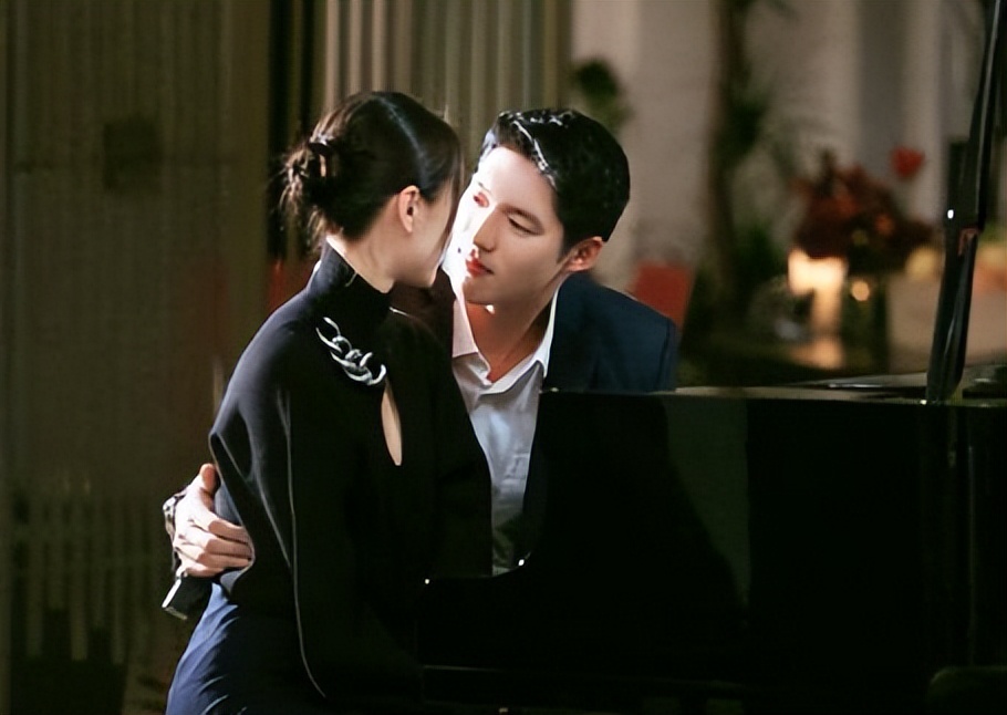 Wang Ziwen's boyfriend attended the wedding as the best man, holding a ...