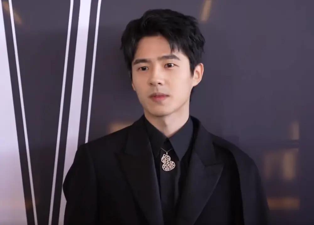 Liu Haoran and Dongyu Zhou wanted to say hello in the same frame for ...