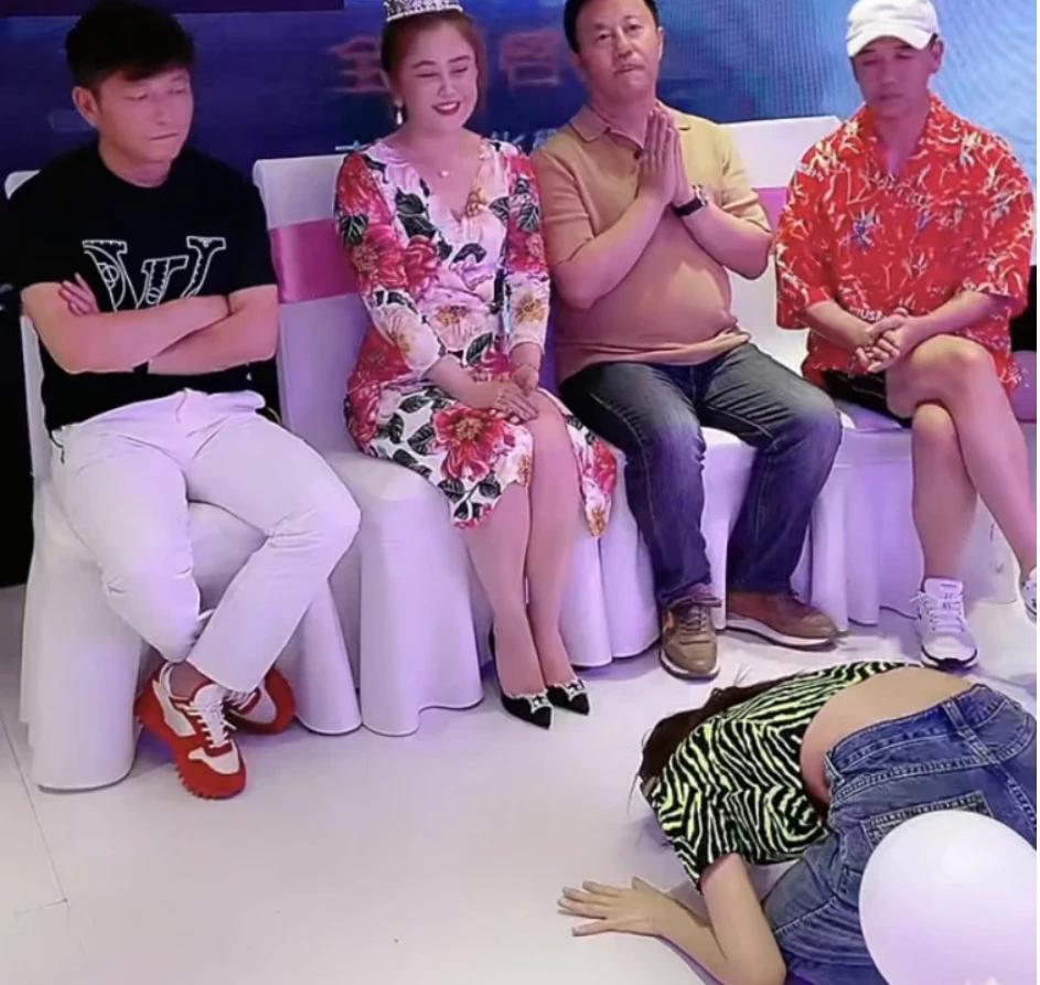 Wang Xiaobao: After becoming famous, he abandoned his wretched wife, married his daughter and ...