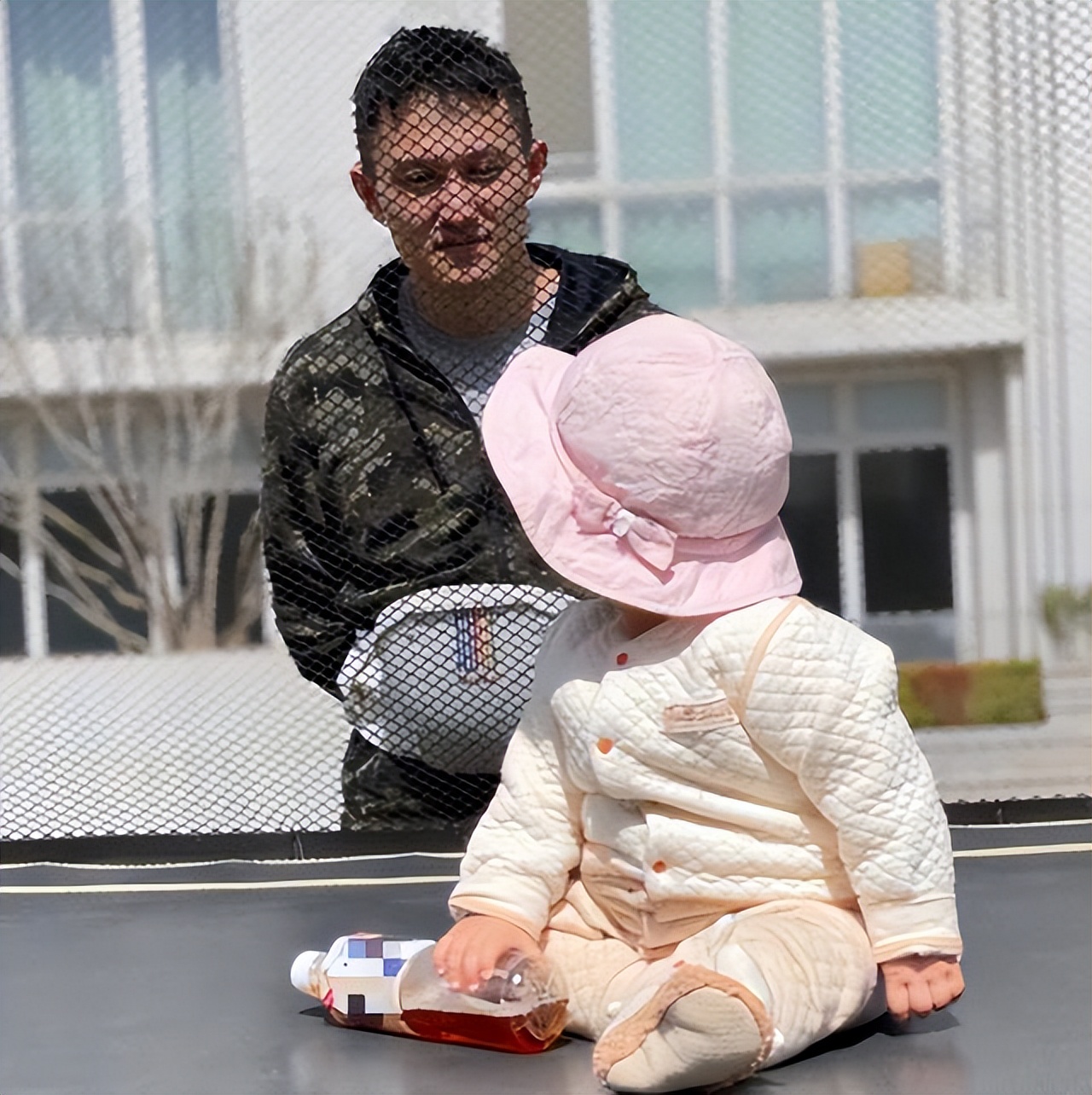 31-year-old Hui Ruoqi took a recent photo!Buying a thousand-yuan cake ...